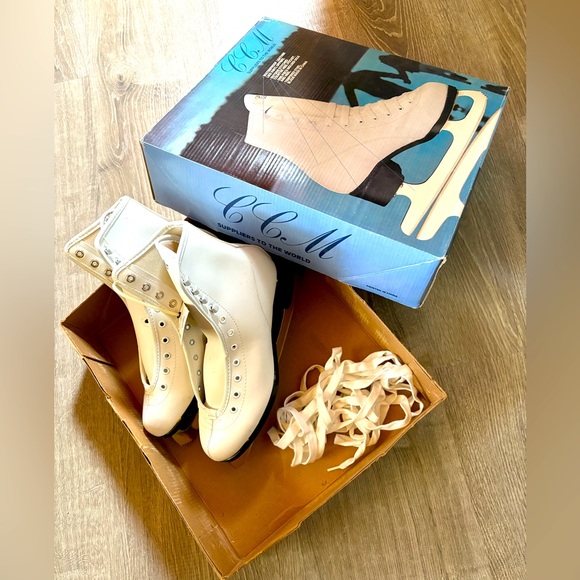 CCM | Shoes | Ccm White Hightop Ice Skates With Classic Laceup Design ...